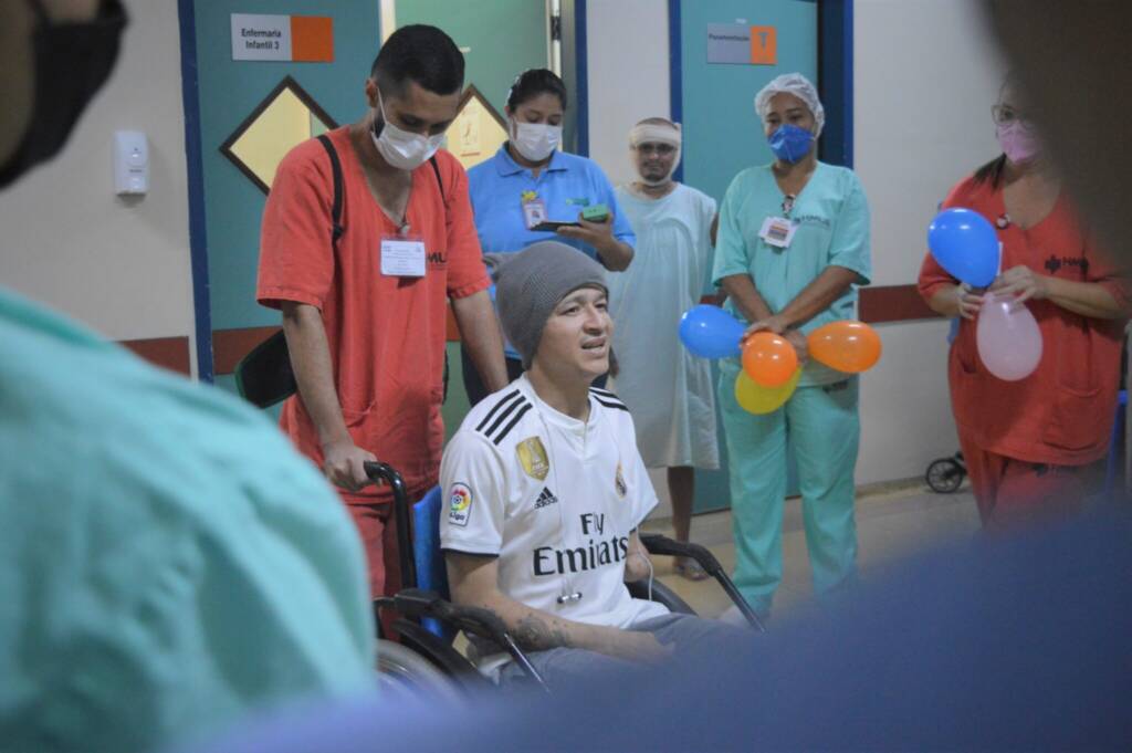 Paciente que teve 70% do corpo queimado recebe alta do Hospital ...